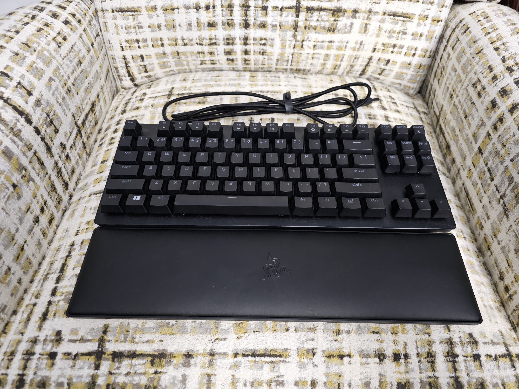 FS: Mechincal Keyboards (Razer Huntsman V2, Asus Azoth), Corsair SP140 ...