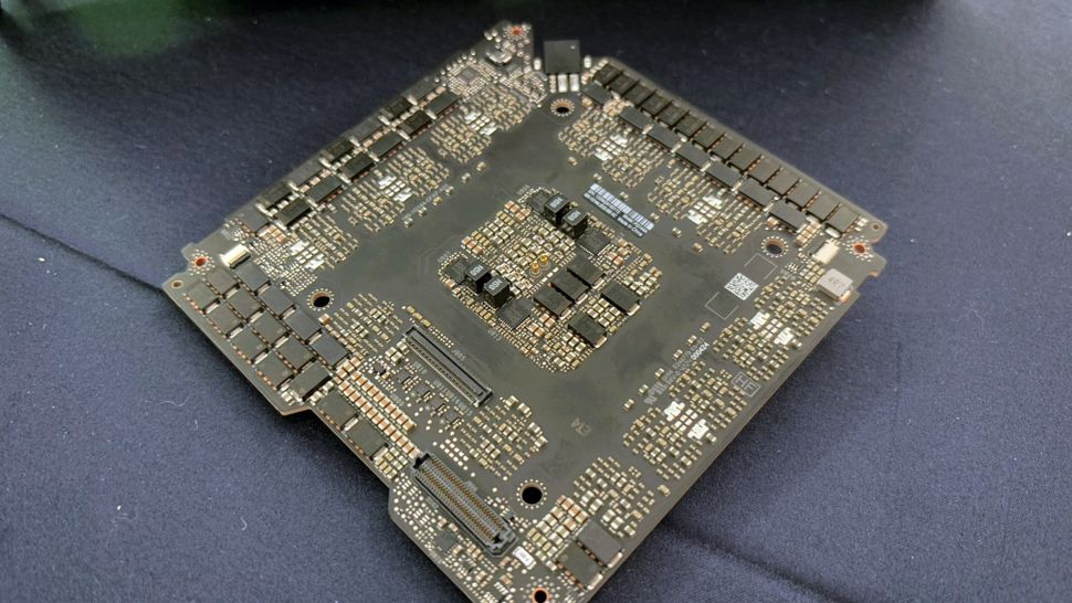 NVIDIA GeForce RTX 5090 Founders Edition Hands On, Taken Apart | [H]ard ...