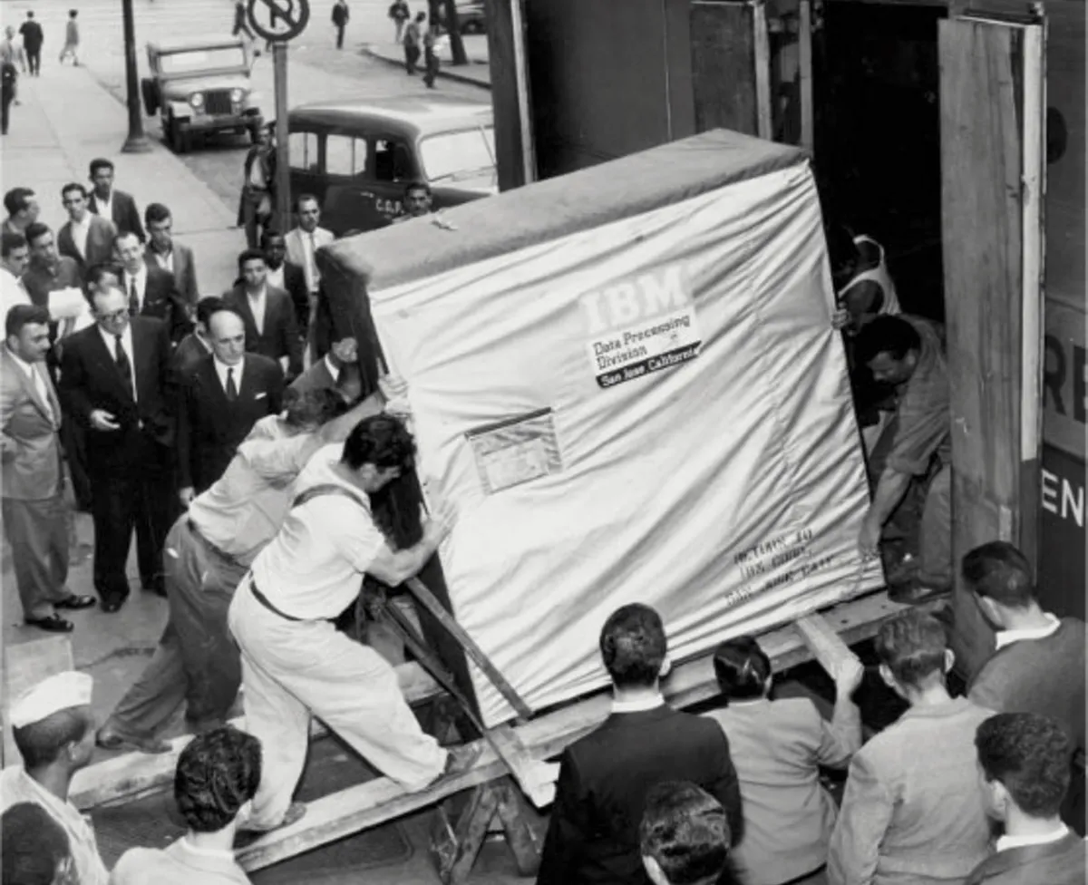 IBM announced the world’s first HDD, the 3.75MB RAMAC 350 disk storage ...